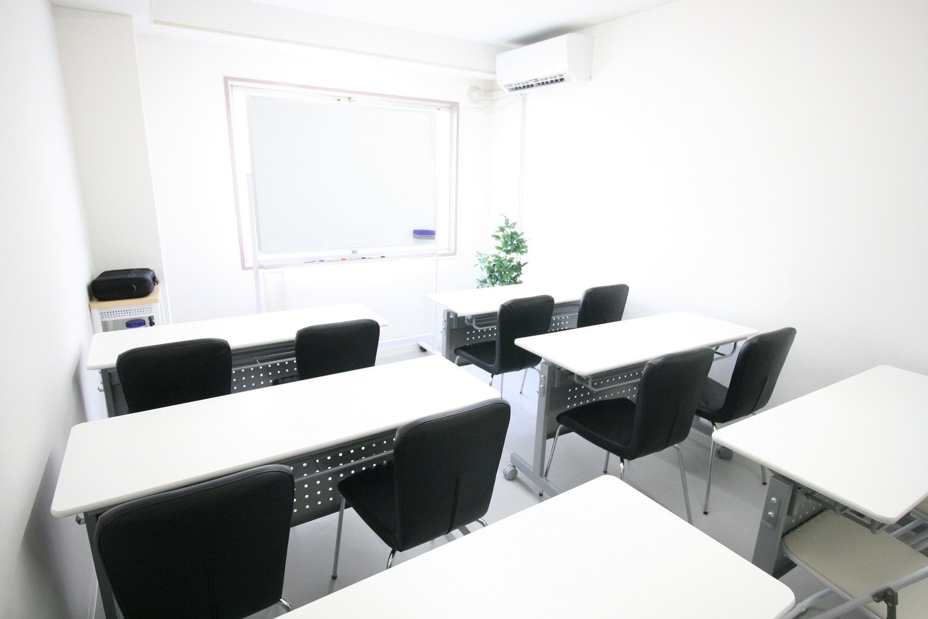🎯新大阪駅徒歩1分🎯新規オープン📣シンプルなビジネス対応会議室🌈爆速ネット体験🌈14人収容🌈◆お気軽会議室新大阪stella◆の写真3