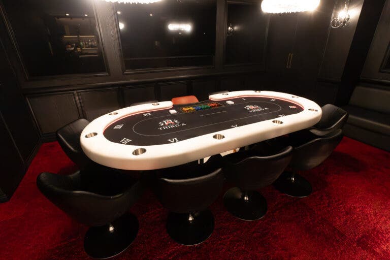 【新橋駅から徒歩３分🚶♪】“日本一高級な会員制ポーカーバー”　撮影利用/コスプレ撮影/ポーカー貸卓/カラオケ/YouTube配信の写真2