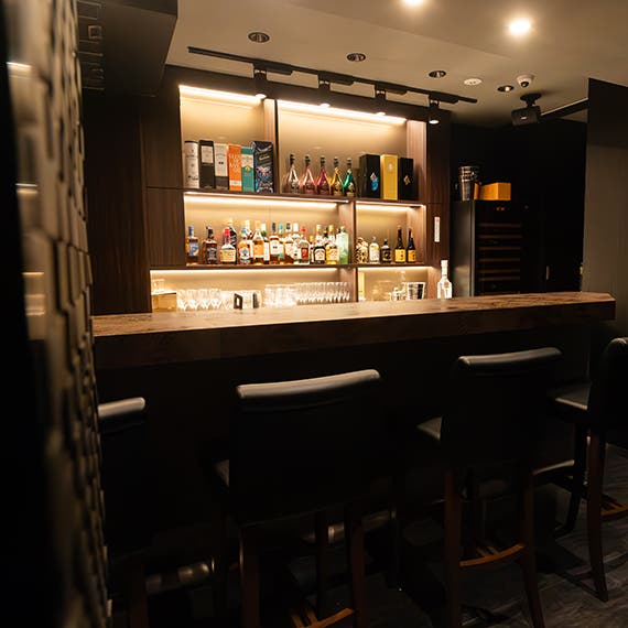 【新橋駅から徒歩３分🚶♪】“日本一高級な会員制ポーカーバー”　撮影利用/コスプレ撮影/ポーカー貸卓/カラオケ/YouTube配信の写真3