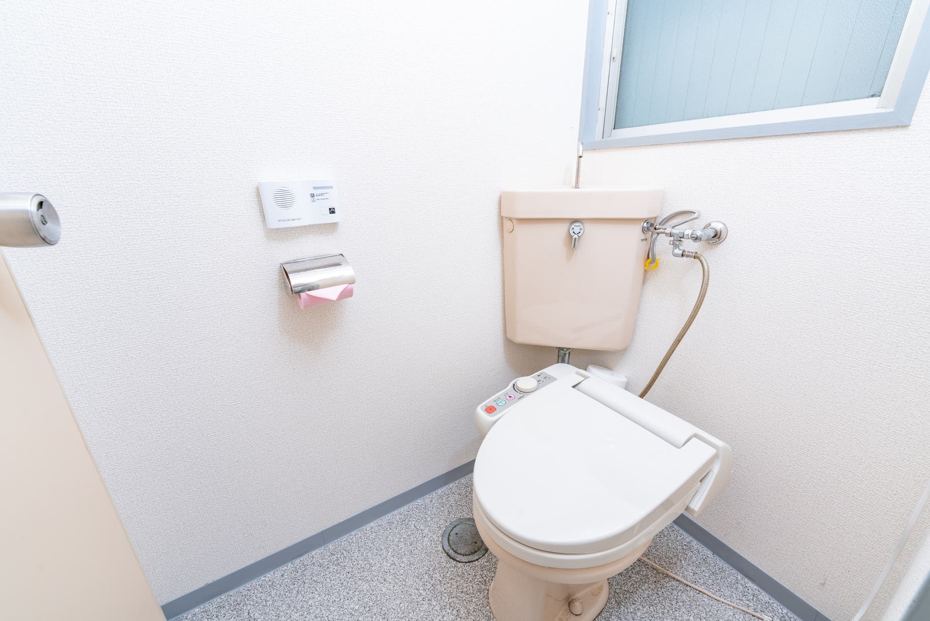 🚽男女共用お手洗い（ウォシュレット、暖房便座付）の画像1