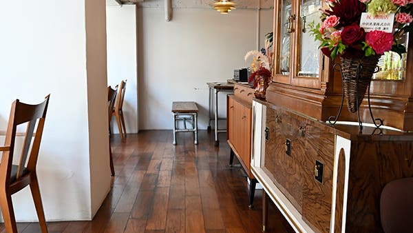 高田馬場駅6分のアンティークカフェ・レストラン空間の写真2