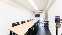 【新宿駅3分】12席、光回線高速WiFi、モニター・ホワイトボード完備☆1日1回スタッフ完全清掃の会議室の写真3