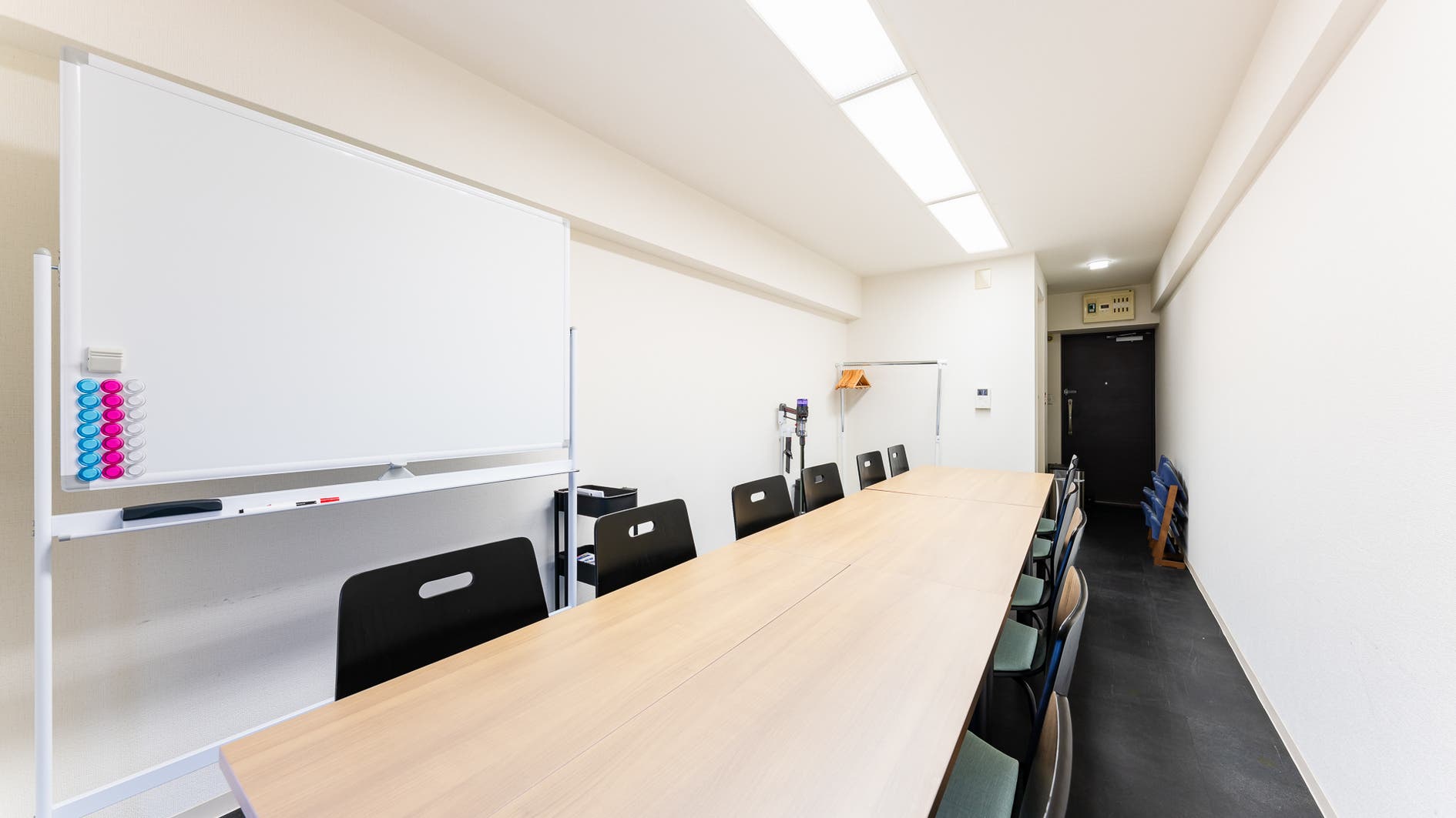 【新宿駅3分】12席、光回線高速WiFi、モニター・ホワイトボード完備☆1日1回スタッフ完全清掃の会議室の写真4