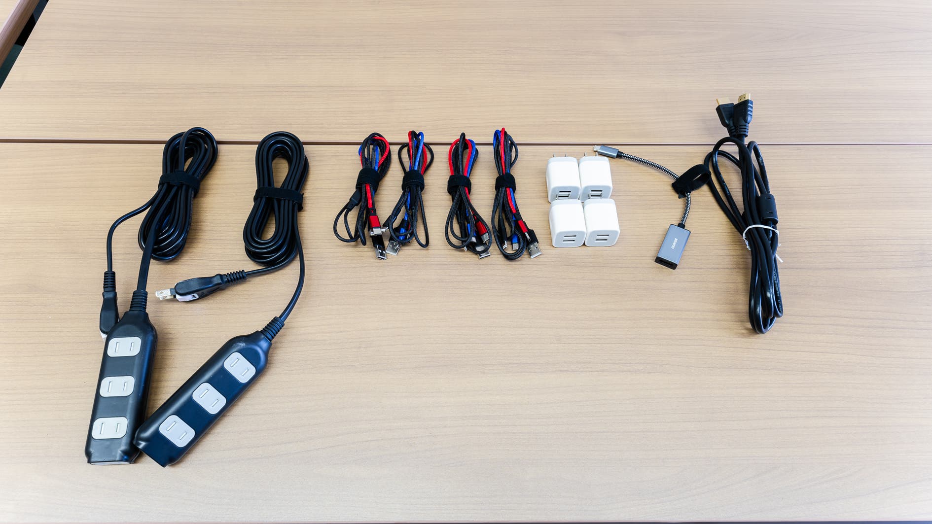 【新宿駅3分】12席、光回線高速WiFi、モニター・ホワイトボード完備☆1日1回スタッフ完全清掃の会議室の写真5