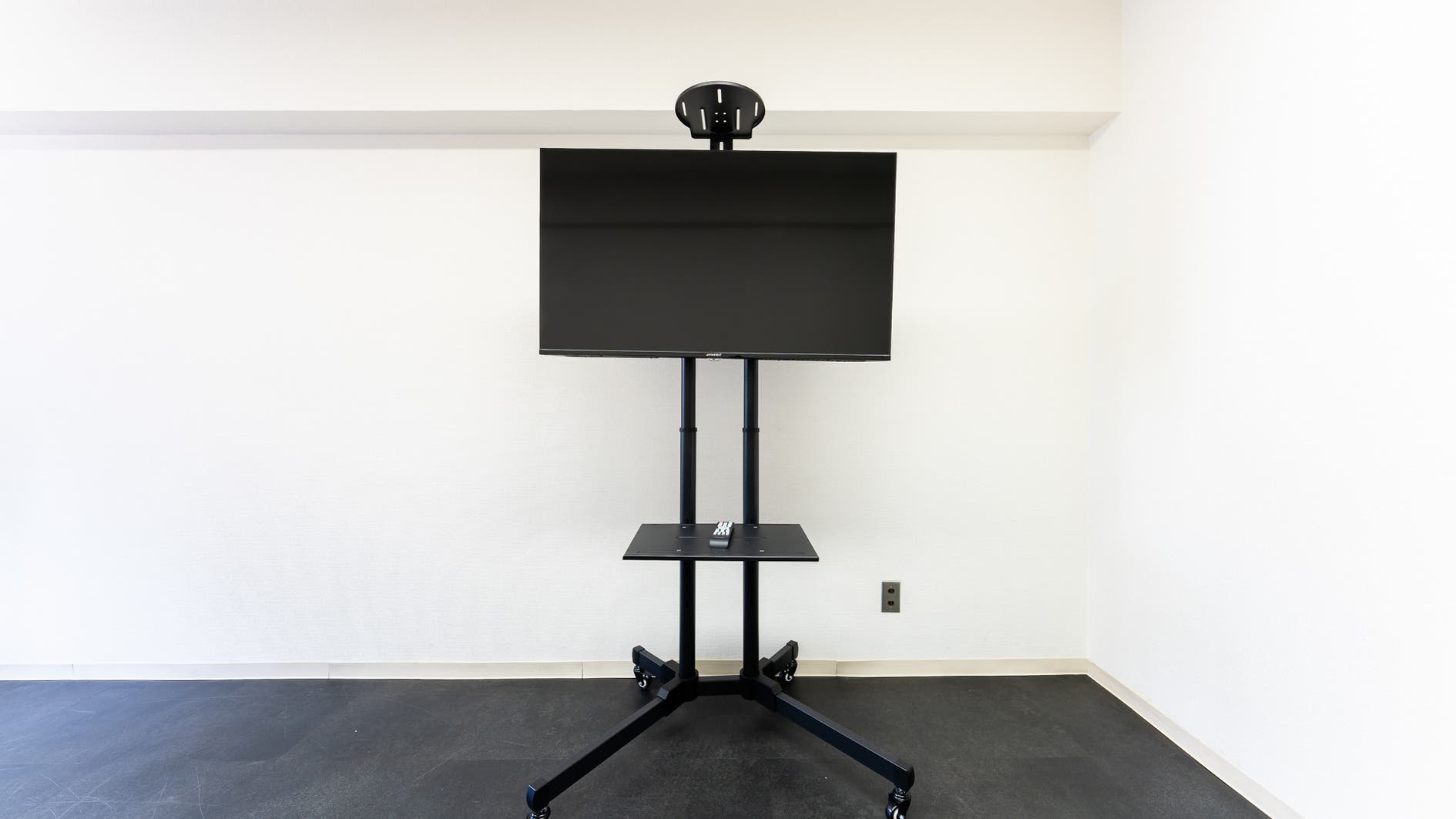 【新宿駅3分】12席、光回線高速WiFi、モニター・ホワイトボード完備☆1日1回スタッフ完全清掃の会議室の写真7