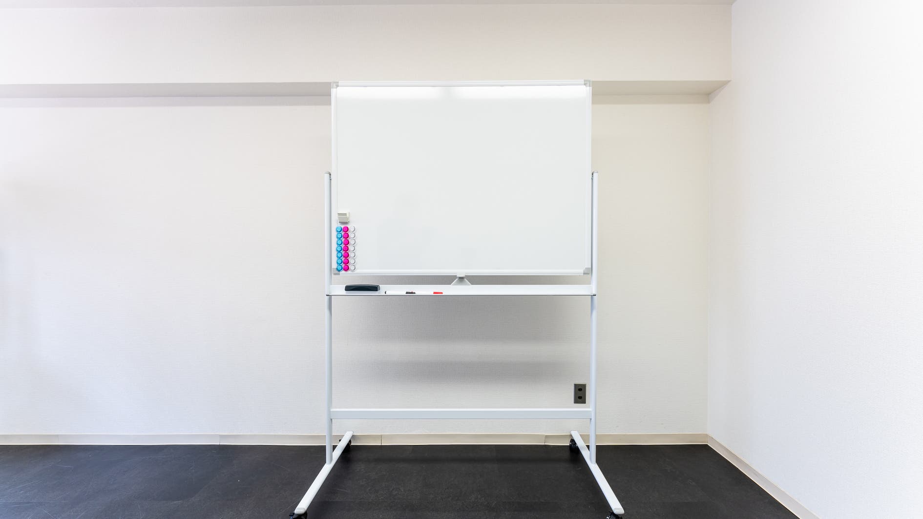 【新宿駅3分】12席、光回線高速WiFi、モニター・ホワイトボード完備☆1日1回スタッフ完全清掃の会議室の写真8