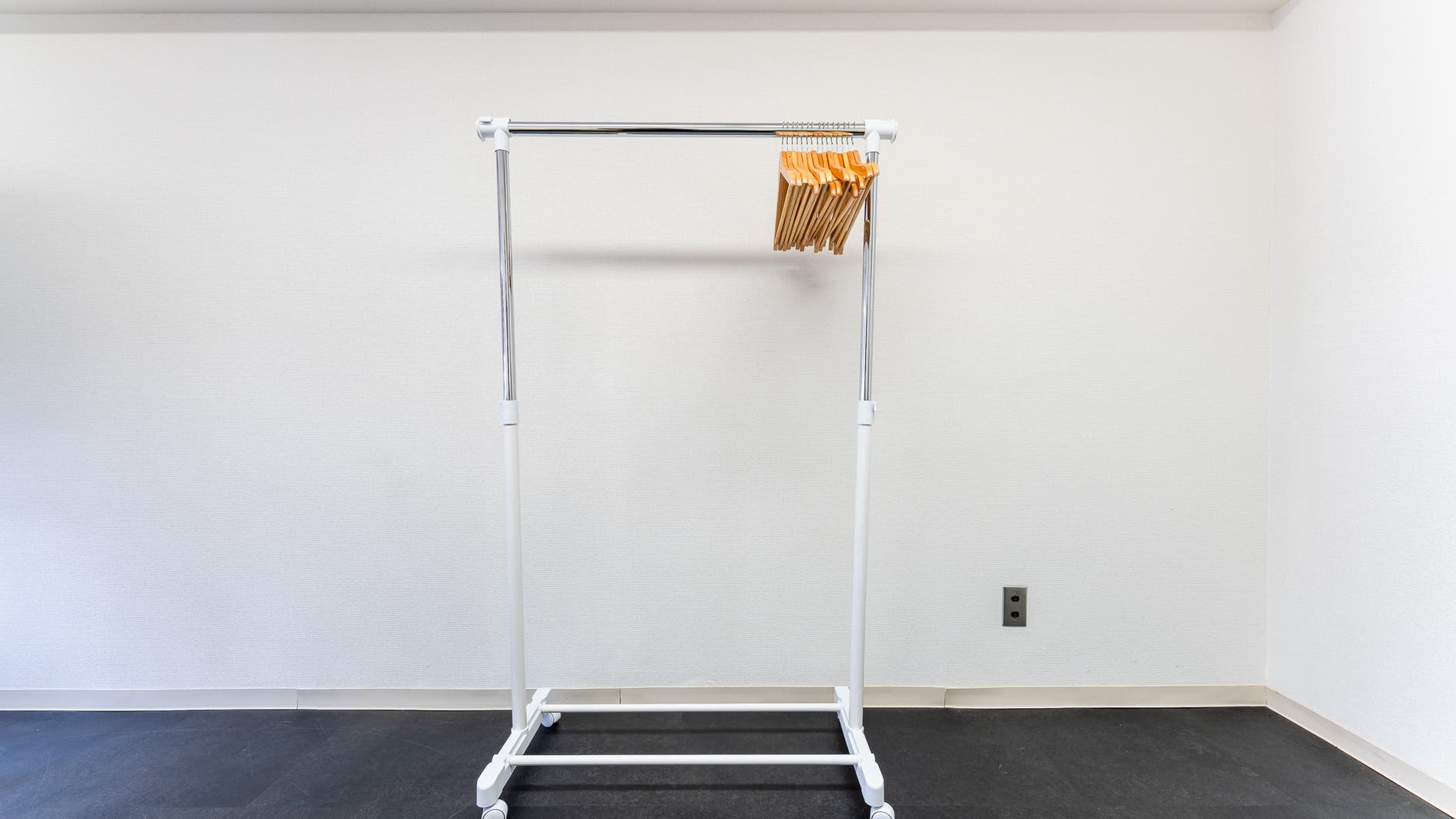 【新宿駅3分】12席、光回線高速WiFi、モニター・ホワイトボード完備☆1日1回スタッフ完全清掃の会議室の写真10