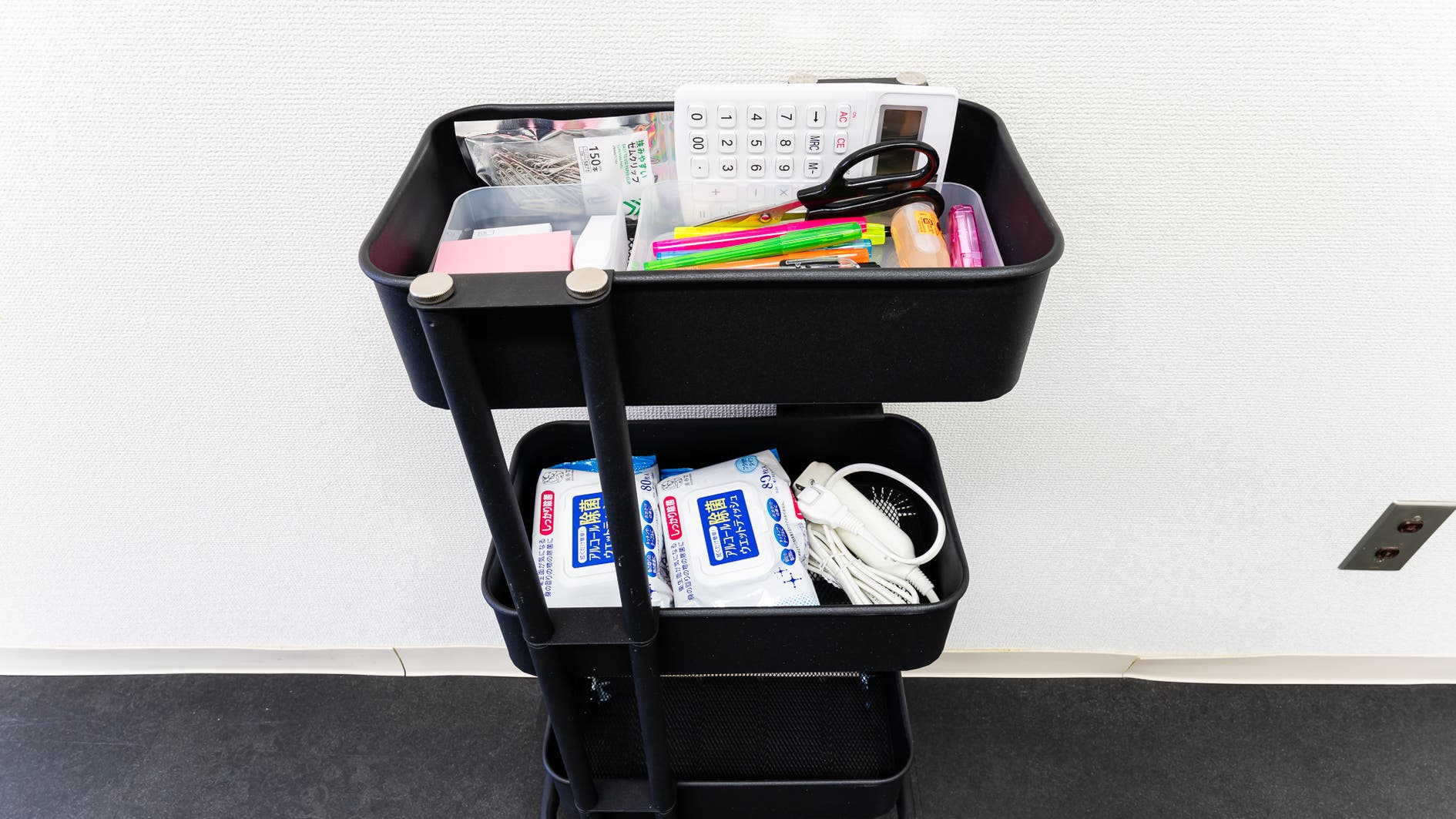 【新宿駅3分】12席、光回線高速WiFi、モニター・ホワイトボード完備☆1日1回スタッフ完全清掃の会議室の写真14