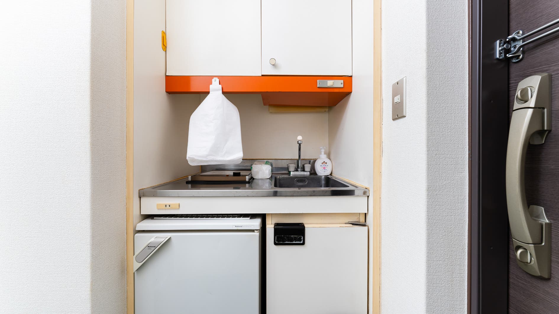 【新宿駅3分】12席、光回線高速WiFi、モニター・ホワイトボード完備☆1日1回スタッフ完全清掃の会議室の写真21