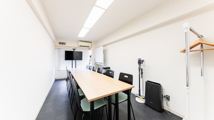 【新宿駅3分】12席、光回線高速WiFi、モニター・ホワイトボード完備☆1日1回スタッフ完全清掃の会議室の写真1