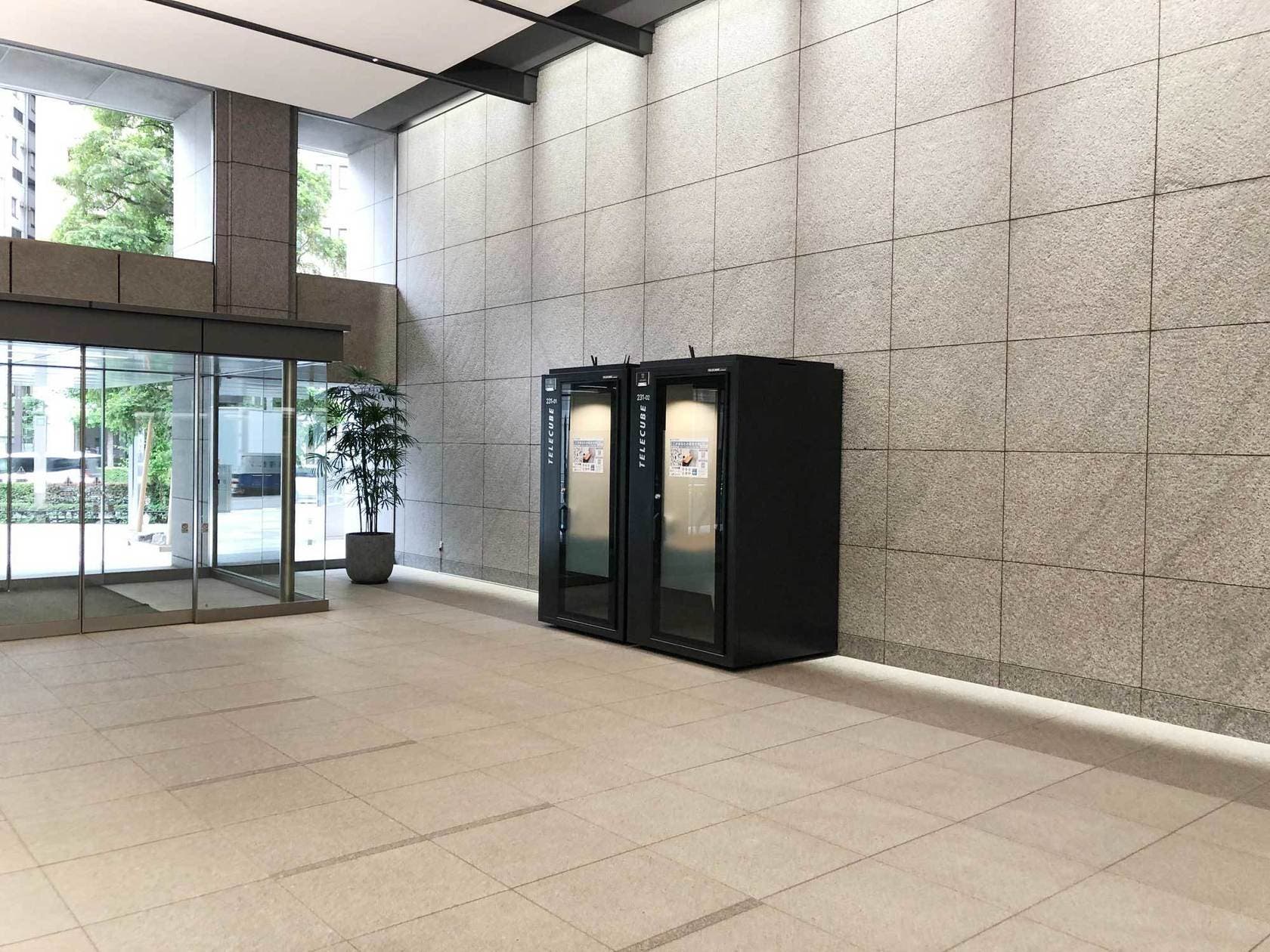【テレキューブ】東京ダイヤビルの個室型ワークブース（231-02）です。視線と音を遮る、プライベートな集中環境。の写真1