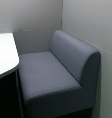 【テレキューブ】東京ダイヤビルの個室型ワークブース（231-02）です。視線と音を遮る、プライベートな集中環境。の写真2