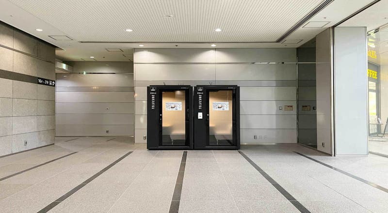 【テレキューブ】新川崎ツインタワーの個室型ワークブース（234-01）です。視線と音を遮る、プライベートな集中環境。