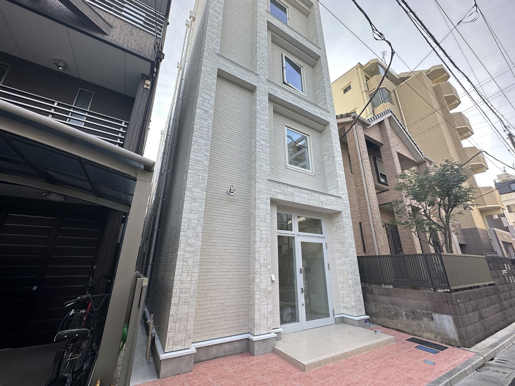 新小岩駅から徒歩4分。3階会議室。着席人数6名。会議、商談、面接などの写真3