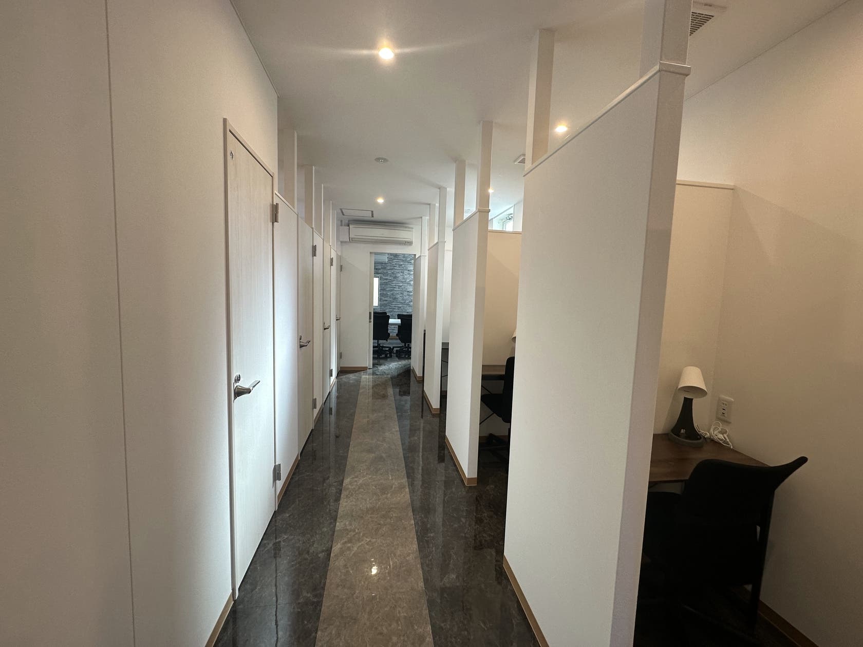 新小岩駅から徒歩4分。3階会議室。着席人数6名。会議、商談、面接などの写真6