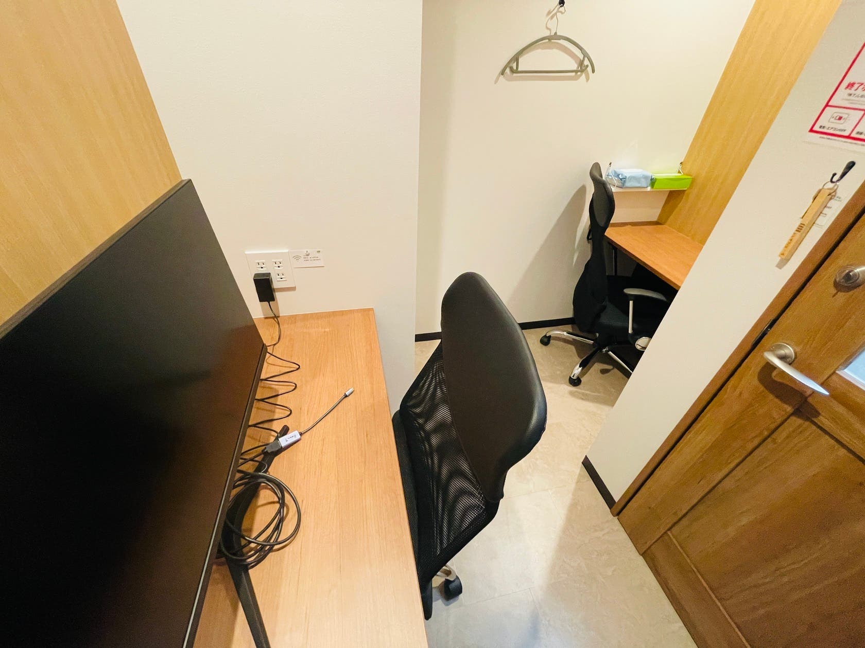 【¥330/30分！高円寺駅から1分】モニター・フリードリンク付き2名個室（個室4）※予約時間前は入室不可の写真1