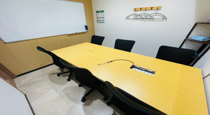 【¥1100/時！高円寺駅から1分】モニター・フリードリンク付き6名会議室（ Room A）※予約時間前は入室不可