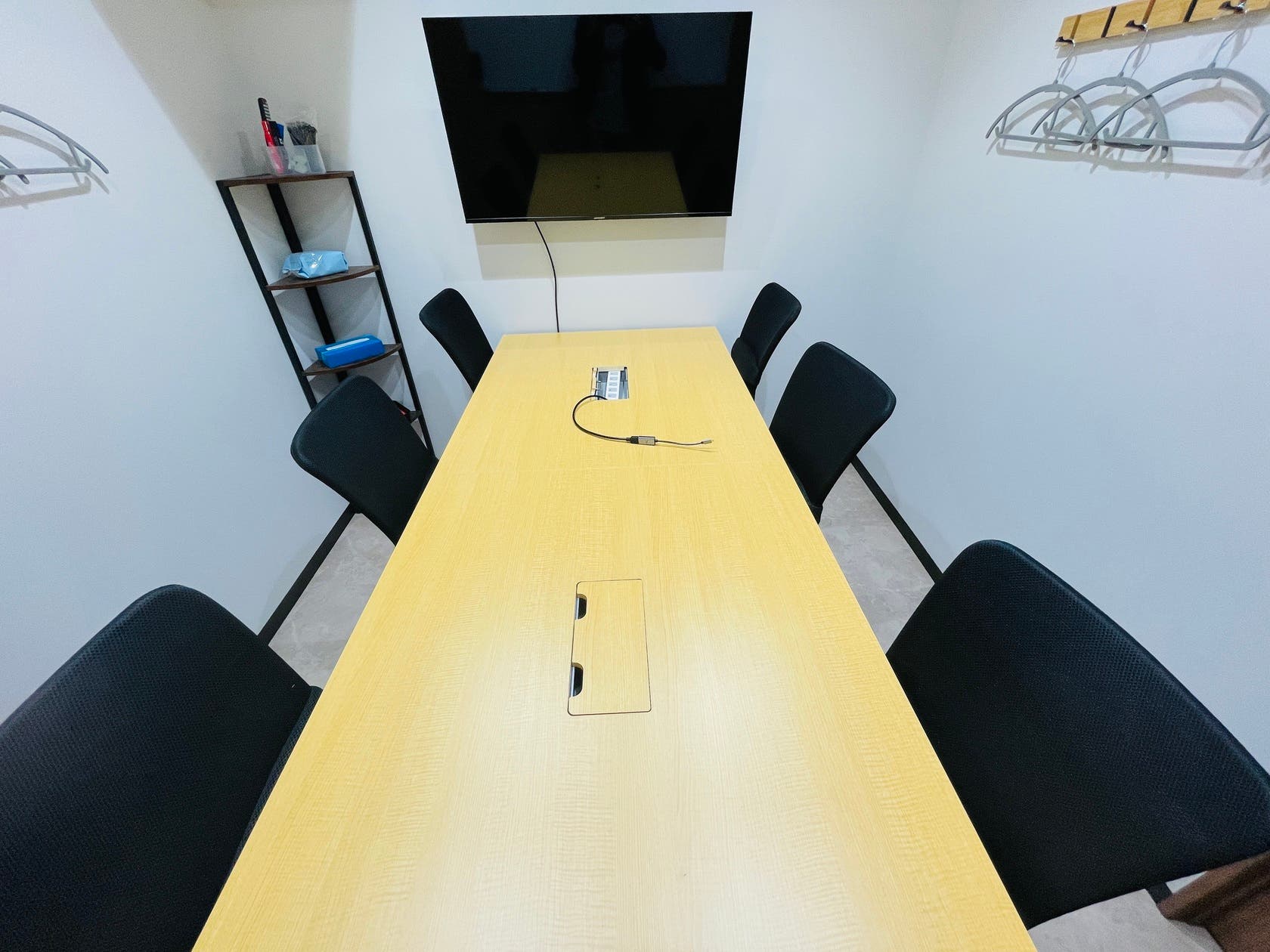 【¥1100/時！高円寺駅から1分】モニター・フリードリンク付き6名会議室（ Room A）※予約時間前は入室不可の写真2