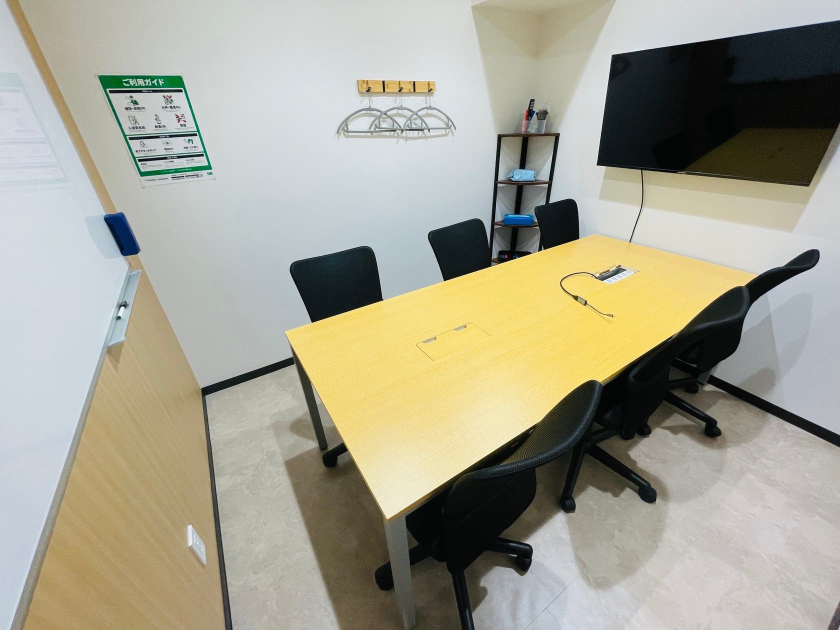 【¥1100/時！高円寺駅から1分】モニター・フリードリンク付き6名会議室（ Room A）※予約時間前は入室不可の写真3