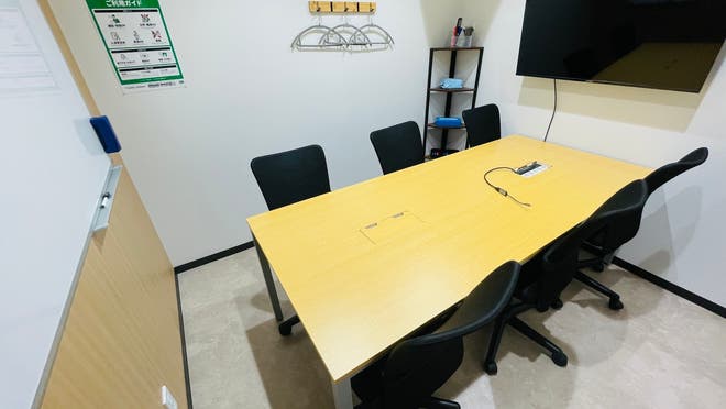 【¥1100/時!高円寺駅から1分】モニター・フリードリンク付き6名会議室( Room A)※予約時間前は入室不可の写真3