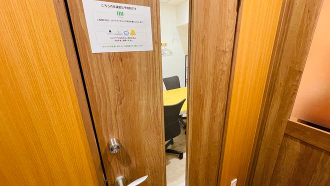 【¥1100/時!高円寺駅から1分】モニター・フリードリンク付き6名会議室( Room A)※予約時間前は入室不可の写真4