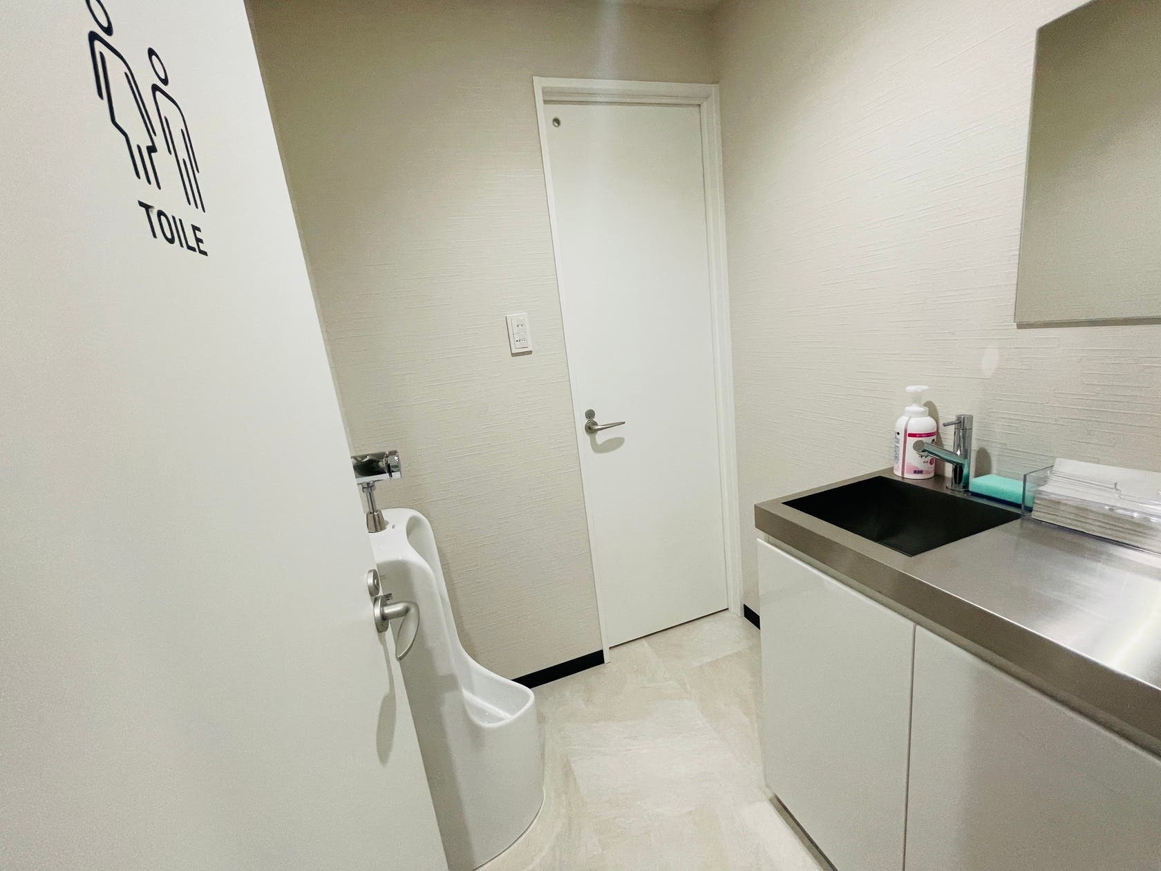 【¥1100/時！高円寺駅から1分】モニター・フリードリンク付き6名会議室（ Room A）※予約時間前は入室不可の写真8