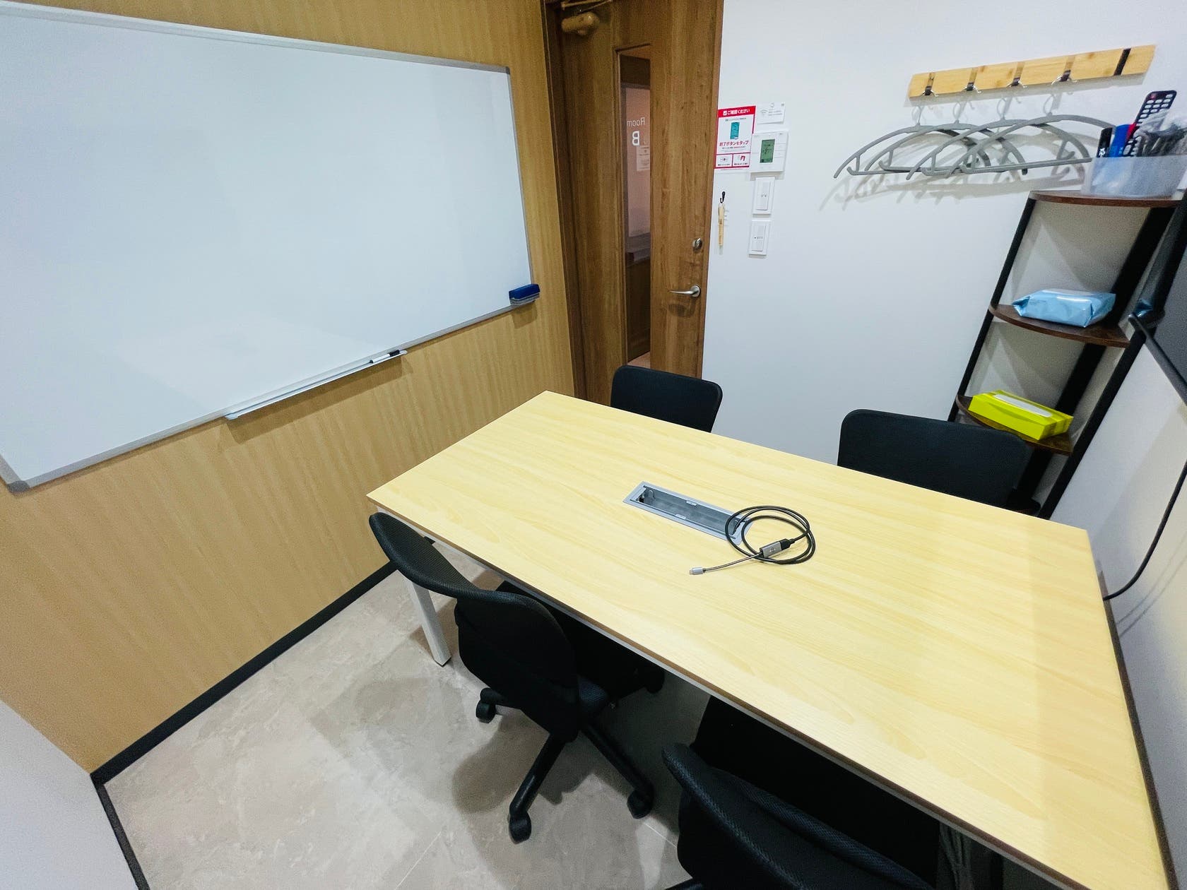 【¥880/時！高円寺駅から1分】モニター・フリードリンク付き4名会議室（Room B）※予約時間前は入室不可の写真1