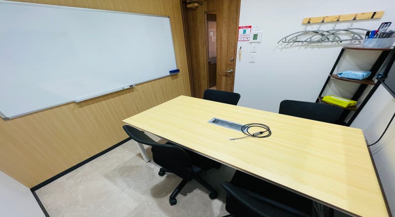 【¥880/時！高円寺駅から1分】モニター・フリードリンク付き4名会議室（Room B）※予約時間前は入室不可