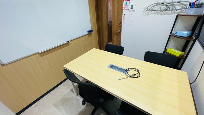 【¥880/時!高円寺駅から1分】モニター・フリードリンク付き4名会議室(Room B)※予約時間前は入室不可の写真1