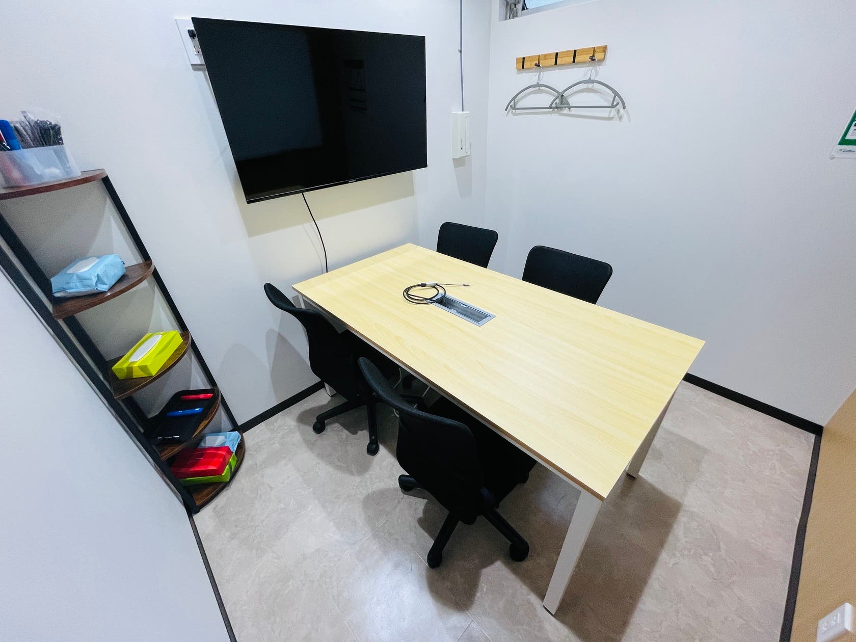 【¥880/時！高円寺駅から1分】モニター・フリードリンク付き4名会議室（Room B）※予約時間前は入室不可の写真2