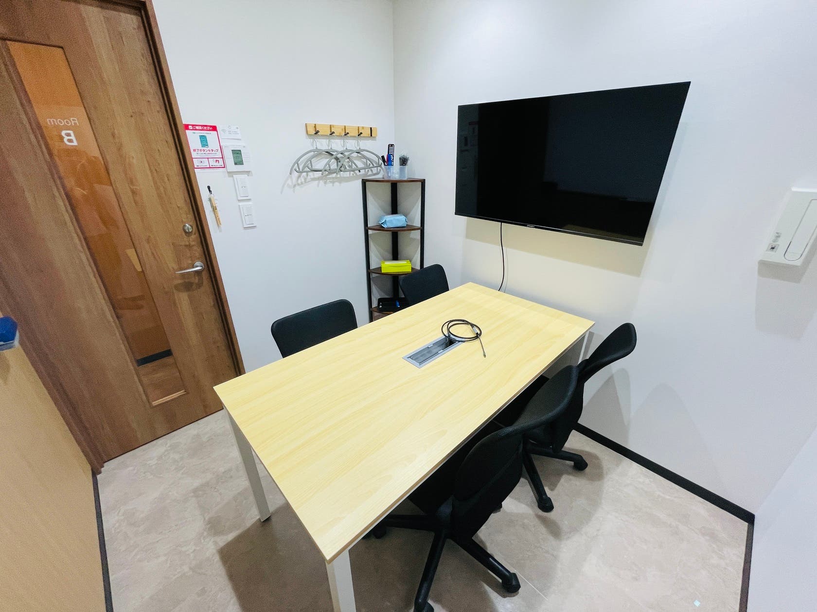 【¥880/時！高円寺駅から1分】モニター・フリードリンク付き4名会議室（Room B）※予約時間前は入室不可の写真3