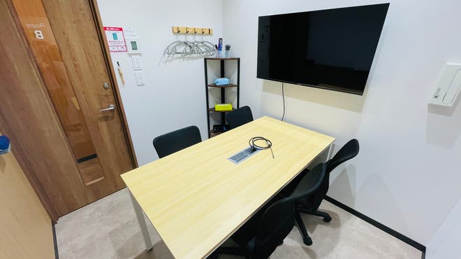 【¥880/時!高円寺駅から1分】モニター・フリードリンク付き4名会議室(Room B)※予約時間前は入室不可の写真3