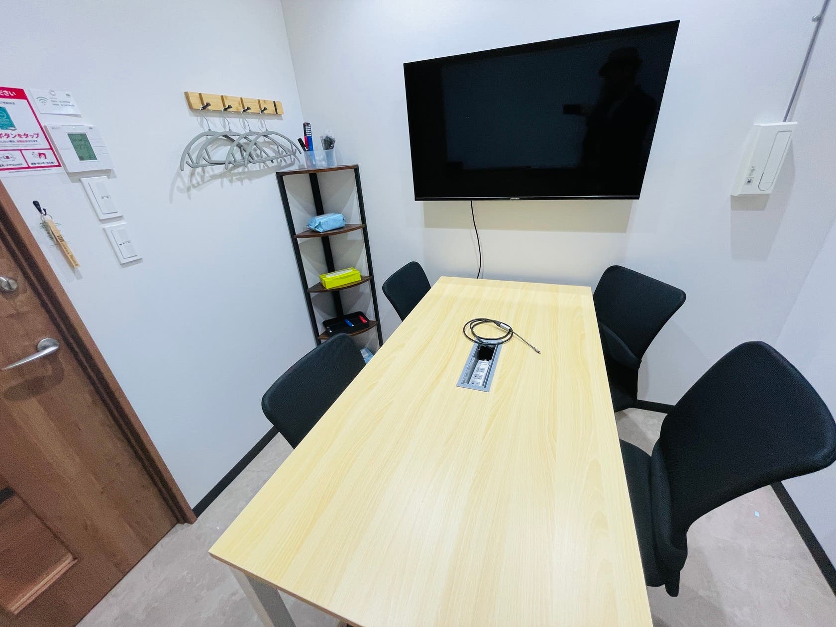 【¥880/時！高円寺駅から1分】モニター・フリードリンク付き4名会議室（Room B）※予約時間前は入室不可の写真4