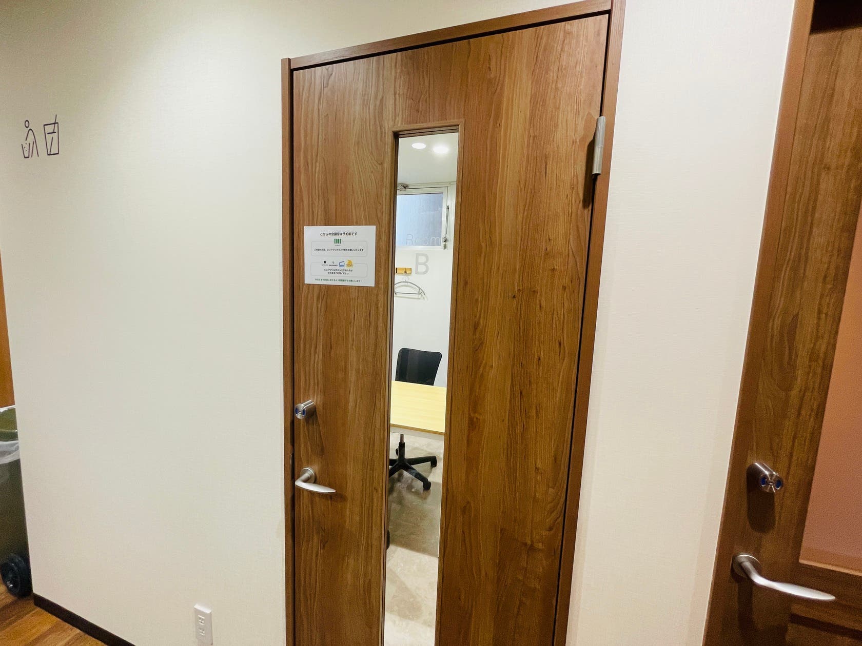 【¥880/時！高円寺駅から1分】モニター・フリードリンク付き4名会議室（Room B）※予約時間前は入室不可の写真5