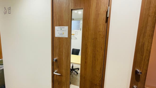 【¥880/時!高円寺駅から1分】モニター・フリードリンク付き4名会議室(Room B)※予約時間前は入室不可の写真5