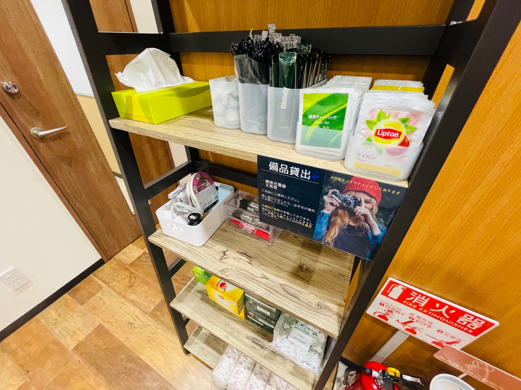 【¥880/時！高円寺駅から1分】モニター・フリードリンク付き4名会議室（Room B）※予約時間前は入室不可の写真8