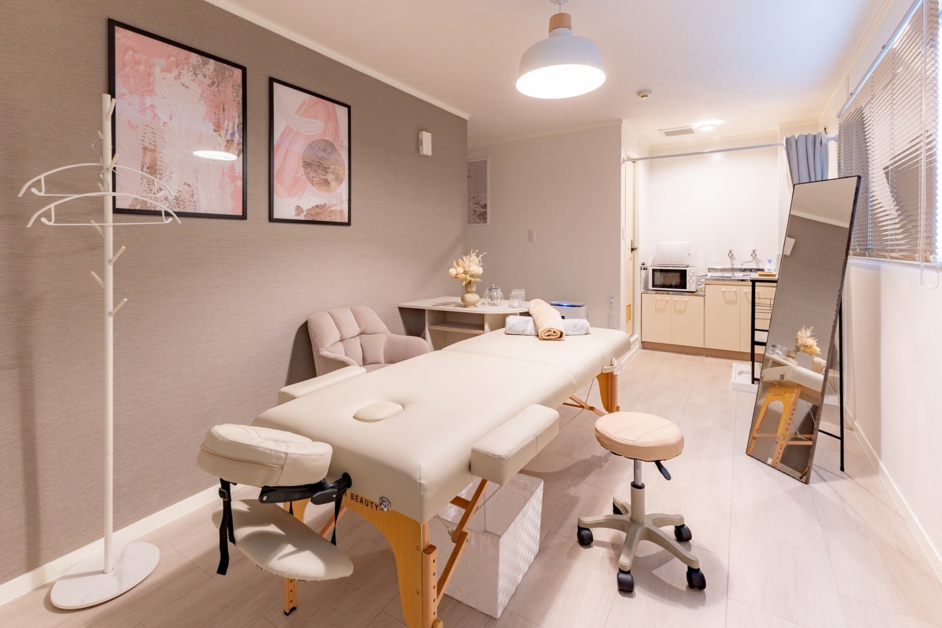 【オープン記念価格】【京橋駅5分】期待を超える完全個室の優雅な空間☆高品質&多機能ベッド完備♪無料備品でしっかりサポートの写真26