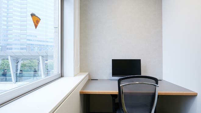 【部屋番号R05】急なWEB会議に対応できる一人用の広々とした窓付完全個室の写真1