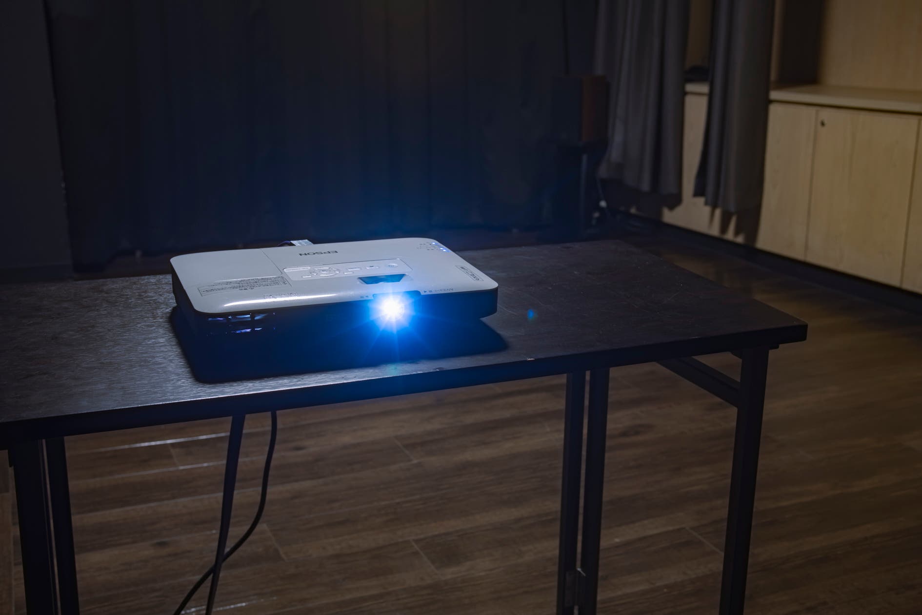 HDプロジェクター　(エプソン プロジェクター EB-1780W 3,000lm WXGA 1.8kg)の画像1