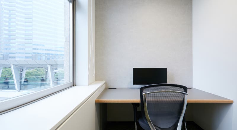【部屋番号R０８】急なWEB会議に対応できる一人用の広々とした窓付完全個室