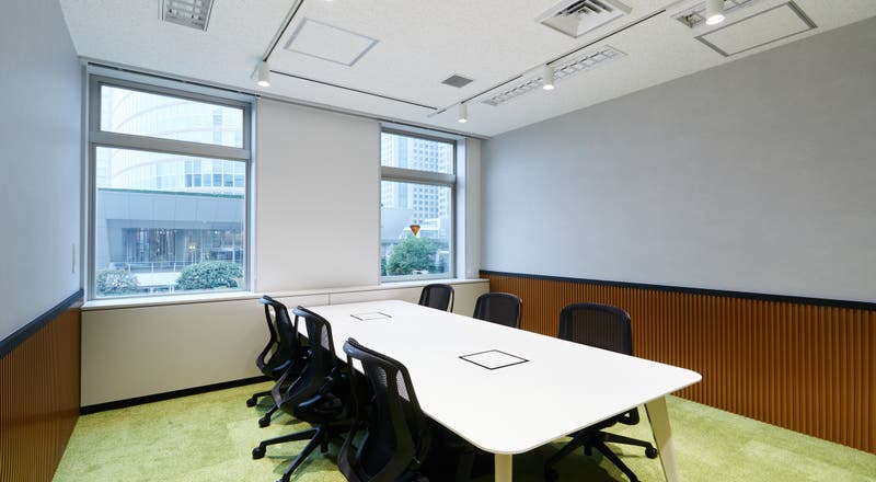 ６名用会議室C　品川駅港南口徒歩２分　大型モニター完備のラグジュアリーな窓付の会議室