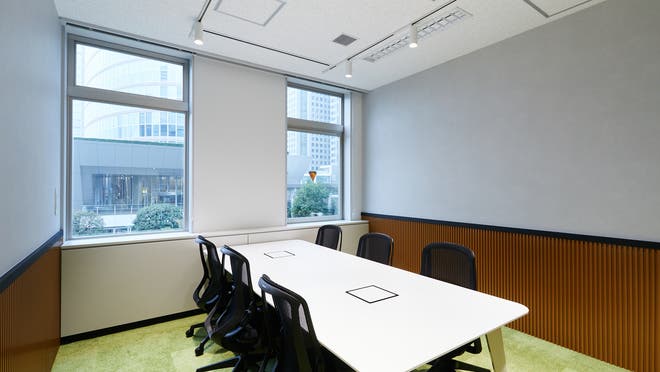 6名用会議室C 品川駅港南口徒歩2分 大型モニター完備のラグジュアリーな窓付の会議室の写真1