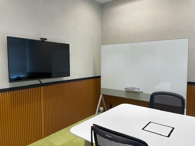 ６名用会議室C　品川駅港南口徒歩２分　大型モニター完備のラグジュアリーな窓付の会議室の写真4