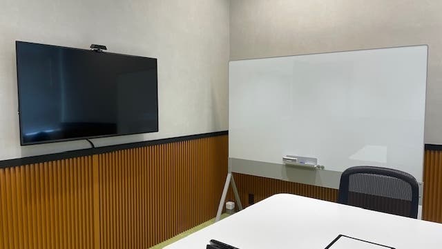 6名用会議室C 品川駅港南口徒歩2分 大型モニター完備のラグジュアリーな窓付の会議室の写真4
