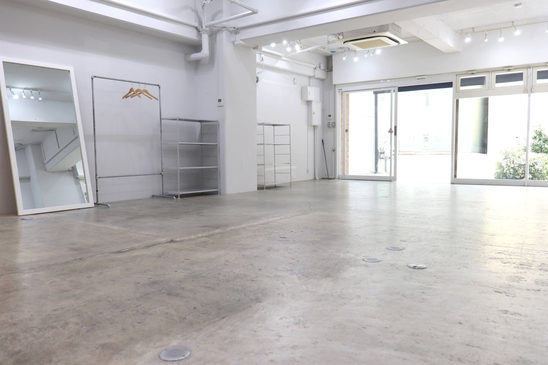 【大阪・本町駅4分】路面で駐車場2台付きの南向き / 展示会やポップアップストアに最適 / ガラス張りの25坪のレンタルスペースの写真2