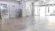 【大阪・本町駅4分】路面で駐車場2台付きの南向き / 展示会やポップアップストアに最適 / ガラス張りの25坪のレンタルスペースの写真2