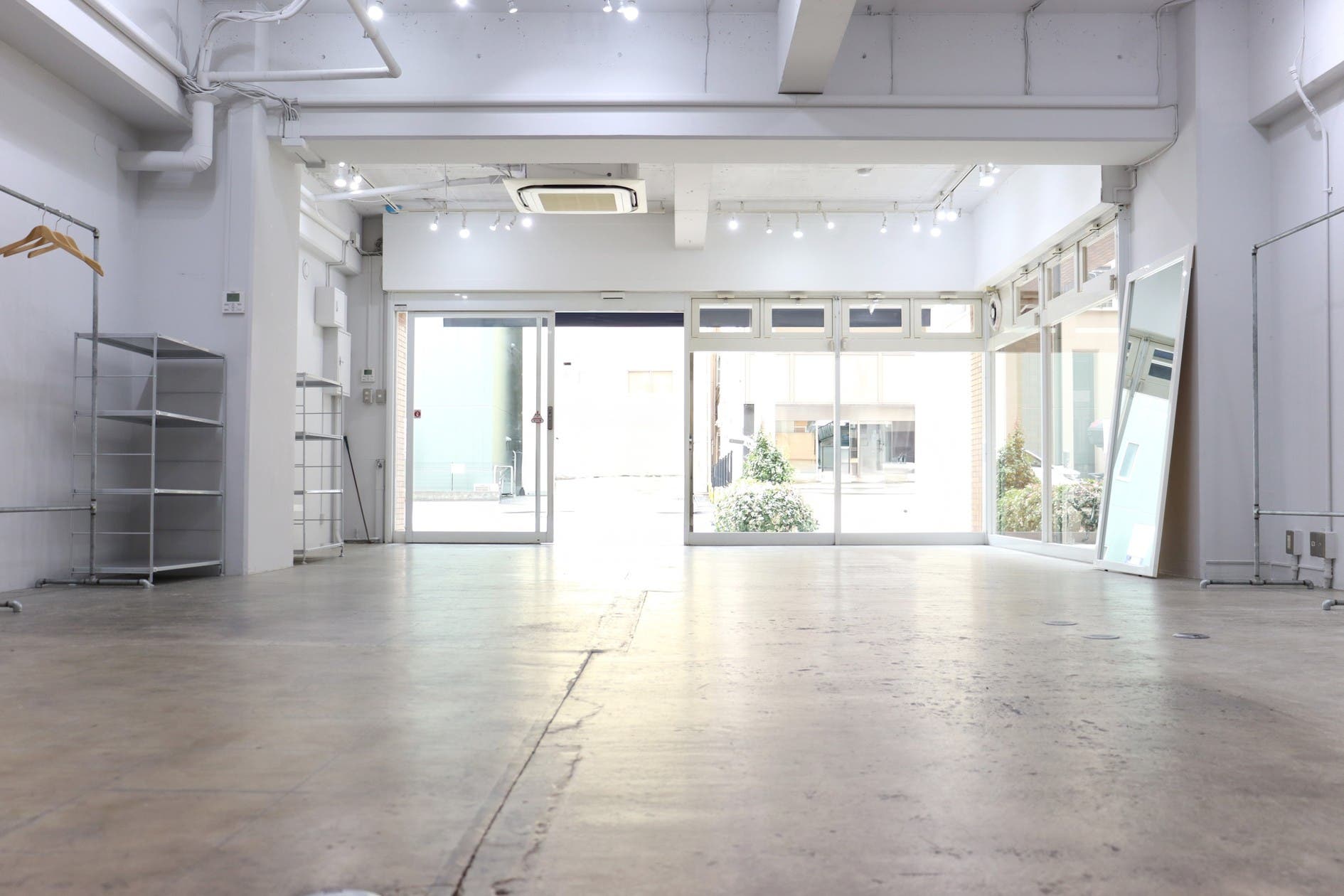 【大阪・本町駅4分】路面で駐車場2台付きの南向き / 展示会やポップアップストアに最適 / ガラス張りの25坪のレンタルスペースの写真3