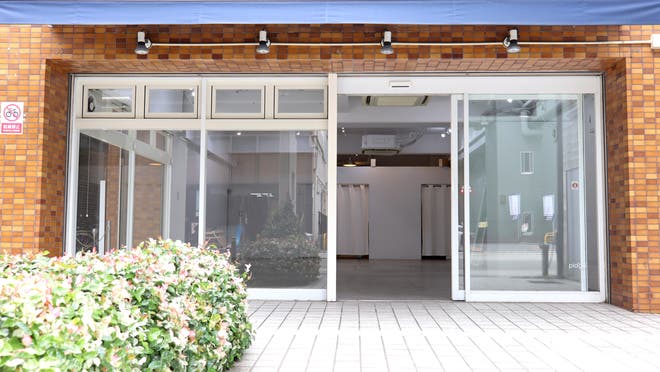 【大阪・本町駅4分】路面で駐車場2台付きの南向き / 展示会やポップアップストアに最適 / ガラス張りの25坪のレンタルスペースの写真1