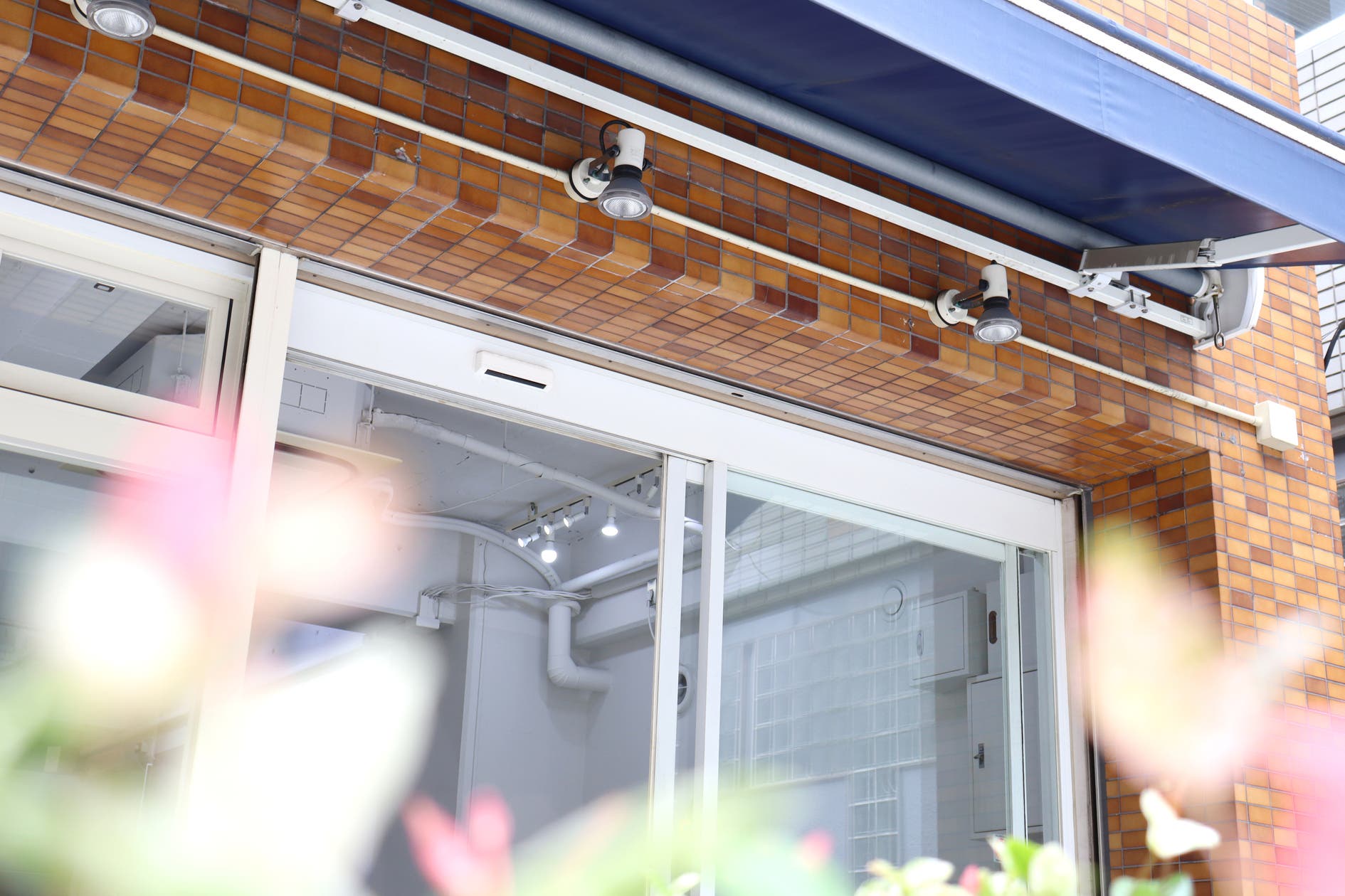 【大阪・本町駅4分】路面で駐車場2台付きの南向き / 展示会やポップアップストアに最適 / ガラス張りの25坪のレンタルスペースの写真4