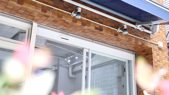 【大阪・本町駅4分】路面で駐車場2台付きの南向き / 展示会やポップアップストアに最適 / ガラス張りの25坪のレンタルスペースの写真4